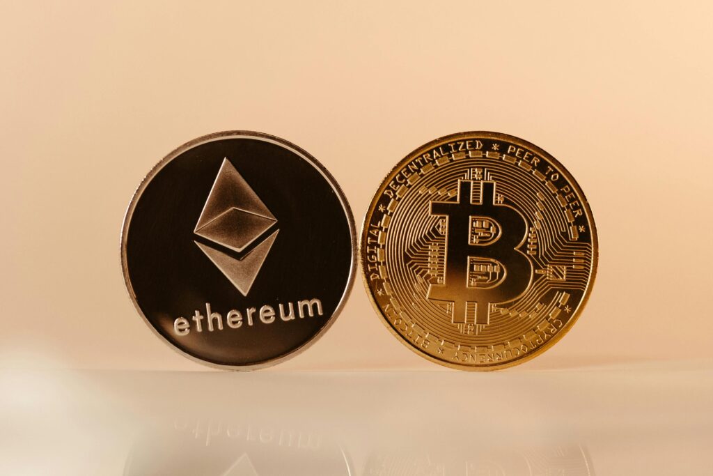 Bitcoin vs. Ethereum: Qual Criptomoeda Vale Mais a Pena Investir em 2025? - Poupa Que Passa